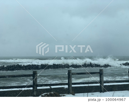 荒れる冬海の写真素材 [100064967] - PIXTA