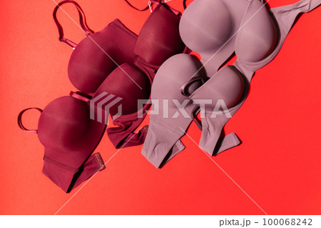 Set of colorful bra on red background, closeup.の写真素材 [100068242] - PIXTA