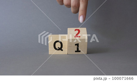 From 1st Quarter to 2nd symbol. Businessman...の写真素材 [100071666] - PIXTA