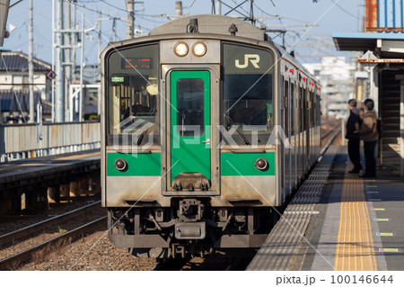 E701系の乗降するの写真素材 [100146644] - PIXTA