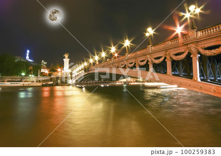 The Alexander III bridge at night (with the...の写真素材 [100259383] - PIXTA