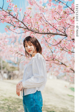 桜と若い女性の写真素材 [100352831] - PIXTA