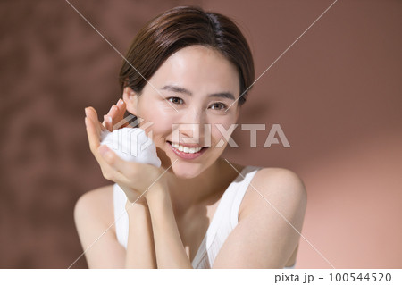 ビューティ 若い女性 洗顔 泡 スキンケアの写真素材 [100544520] - PIXTA