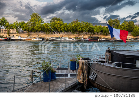 River Seine With House Boats And Promenade And...の写真素材 [100781139] - PIXTA