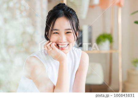 若い女性のビューティの写真素材 [100843831] - PIXTA