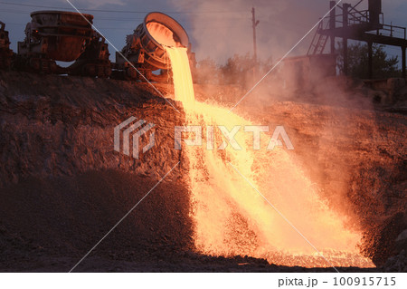 Discharge of metallurgical slag from blast...の写真素材 [100915715] - PIXTA