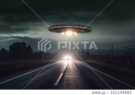UFO floating above roadway with car at...のイラスト素材 [101339883] - PIXTA