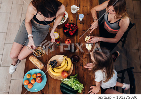 Sporty females in the kitchen cooking light foodの写真素材 [101375030] - PIXTA