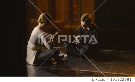Ballet dancers sit on theater stage eating dinnerの写真素材 [101522691] - PIXTA