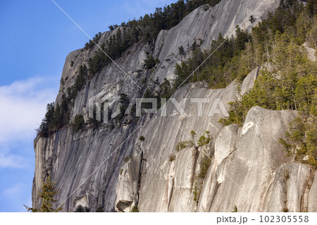 Rocky cliffs on Chief Mountain in Squamish, BC,...の写真素材 [102305558] - PIXTA