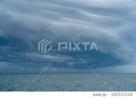 Storm on the sea before rainの写真素材 [102531528] - PIXTA