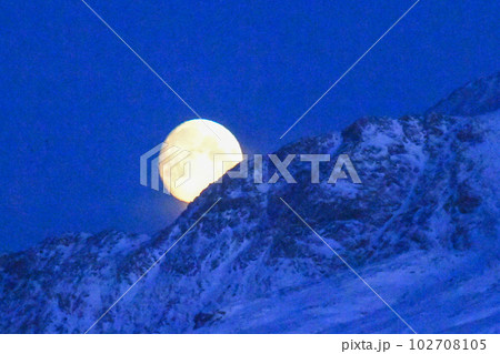 Midwinter moon over Bodoの写真素材 [102708105] - PIXTA
