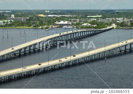 Barron Collier Bridge and Gilchrist Bridge in...の写真素材 [102866355] - PIXTA