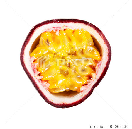 Ripe fresh passion fruitの写真素材 [103062330] - PIXTA