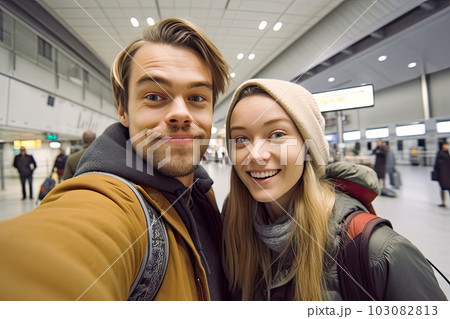 Adventurous Moments: Young Couple Travelers'...のイラスト素材 [103082813] - PIXTA