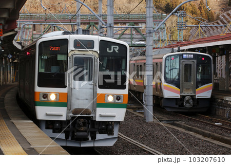 水上駅に停車中の上越線211系・E129系の写真素材 [103207610] - PIXTA
