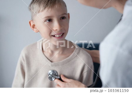 Doctor and happy smiling child boy patient at...の写真素材 [103361150] - PIXTA