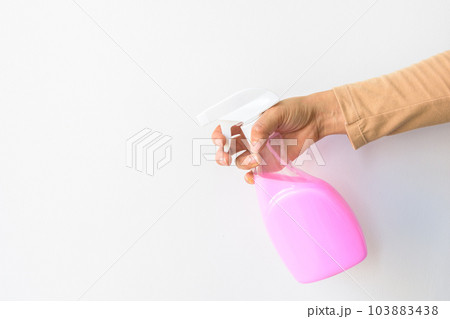 Woman hand-holding pink hygiene spray bottle.の写真素材 [103883438] - PIXTA