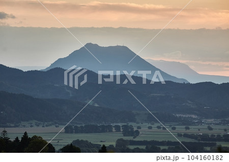 New Zealand landscape with hills and mount...の写真素材 [104160182] - PIXTA