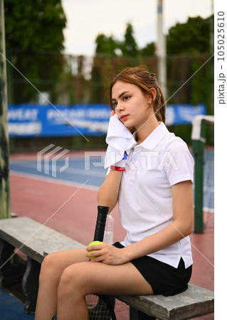 Beautiful young female athlete wiping sweat...の写真素材 [105025610] - PIXTA