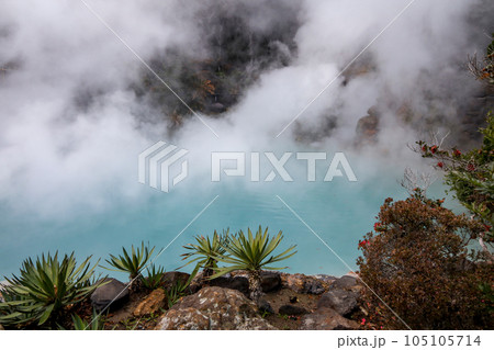 Umi Jigoku blue water hot spring. One of the...の写真素材 [105105714] - PIXTA