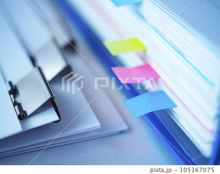 テーブルに置かれた青いファイルと書類 | materials | digitalstage