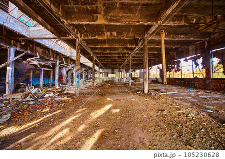 Abandoned falling apart building in collapse...の写真素材 [105230628] - PIXTA