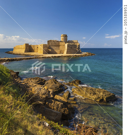Castle in Isola di Capo Rizzuto, Province of...の写真素材 [105389951] - PIXTA
