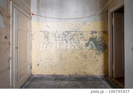 run down room wall in old flat, homeの写真素材 [106785837] - PIXTA