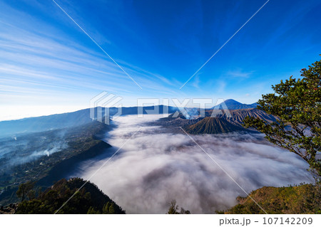 Amazing Mount Bromo volcano during sunrise from...の写真素材 [107142209] - PIXTA