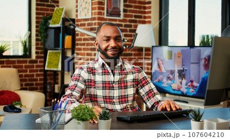 Upbeat smiling african american man enjoying...の写真素材 [107604210] - PIXTA