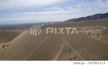 A large sandy dune in the middle of the steppeの写真素材 [107903114] - PIXTA