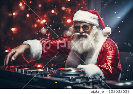Santa Claus DJ working spinning turntable...のイラスト素材 [108032088] - PIXTA