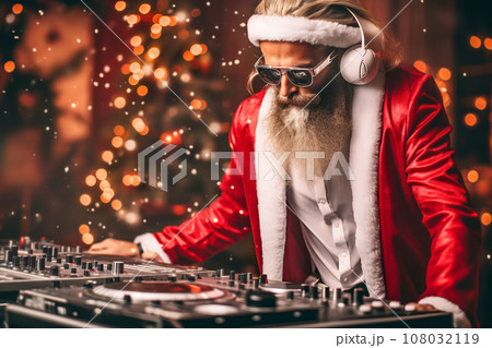 Santa Claus DJ working spinning turntable...のイラスト素材 [108032119] - PIXTA