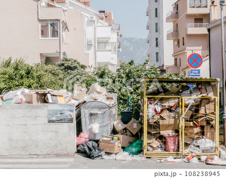 Overflowing trash cans next to high-rise buildingsの写真素材 [108238945] - PIXTA