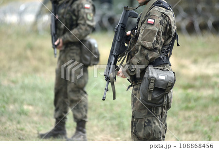 Soldiers of Poland with assault rifle and flag...の写真素材 [108868456] - PIXTA
