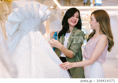 Female bridal store owner work in wedding...の写真素材 [109414371] - PIXTA
