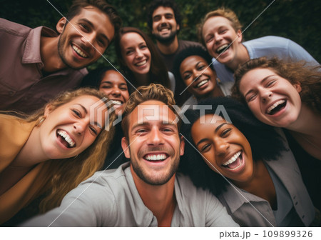 Friends chilling outside taking group selfie...のイラスト素材 [109899326] - PIXTA