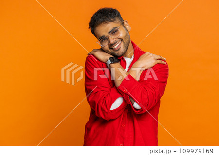 Indian man spread hands and give hug to you,...の写真素材 [109979169] - PIXTA