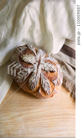 Fresh bread with leaf patternの写真素材 [110009887] - PIXTA