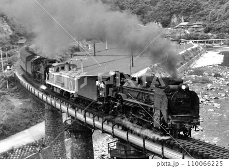 【超稀少】（昭和の記録）伯備線布原付近の高梁川を渡るD51+DD51+D51変則三重連：フィルムの写真素材 [110066225] - PIXTA