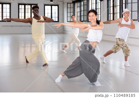 Four dancers exercising contemporary dance...の写真素材 [110489185] - PIXTA