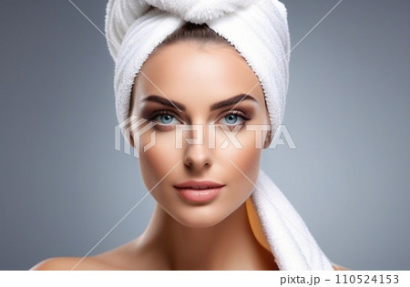 Close up portrait of woman took a shower wears...のイラスト素材 [110524153 ...