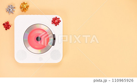 White cd player with red disc on yellow...の写真素材 [110965926] - PIXTA