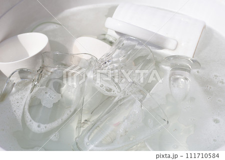 Washing used drinking glasses and cupsの写真素材 [111710584] - PIXTA