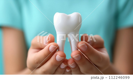 tooth in hands close-up dentistryのイラスト素材 [112246099] - PIXTA
