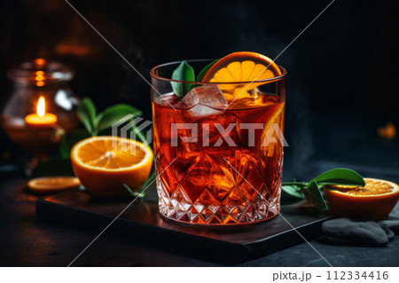 A Negroni cocktail with a vibrant orange slice,...のイラスト素材 [112334416 ...