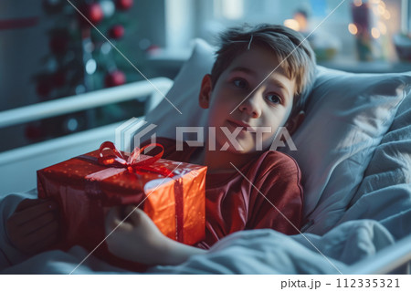 Boy in hospital room with gift boxのイラスト素材 [112335321] - PIXTA