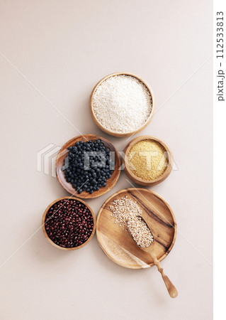 Five grains are filled in each plateの写真素材 [112533813] - PIXTA
