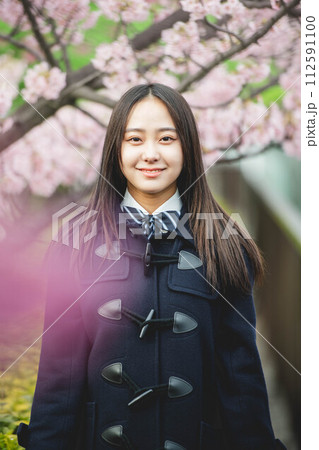 桜の木の下にいる女子高生の写真素材 [112591100] - PIXTA